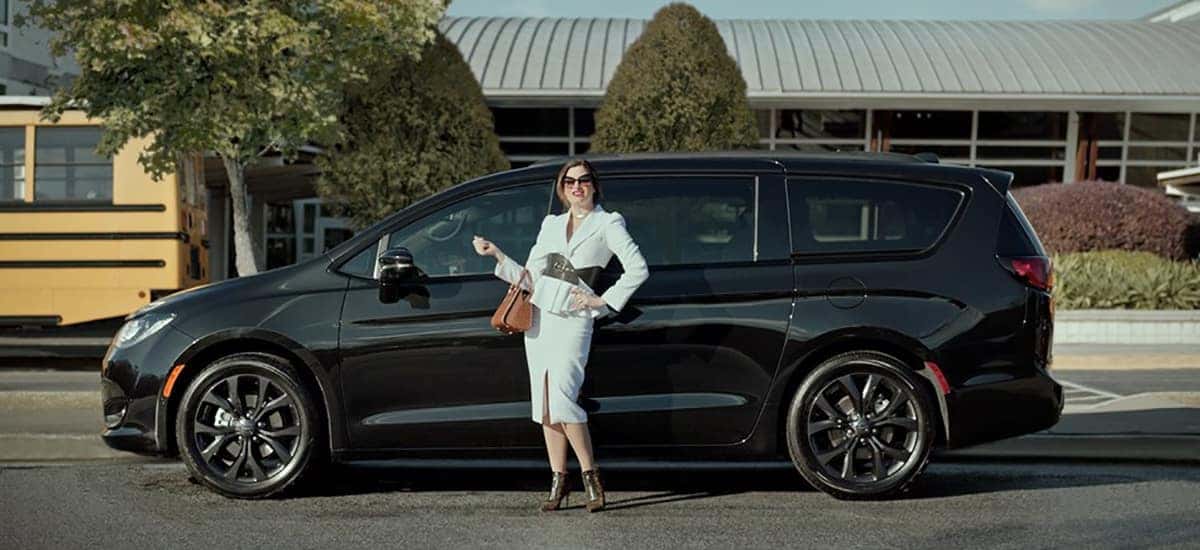 The 2021 Chrysler Pacifica Brings Back Kathryn Hahn For More Ads ...